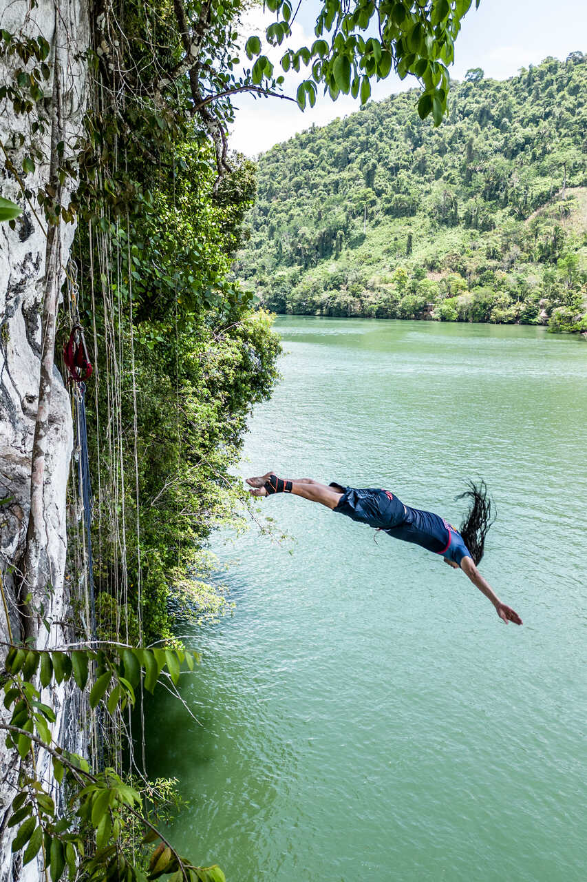 Tres campeones mundiales de Red Bull Cliff Diving realizan el primer ...